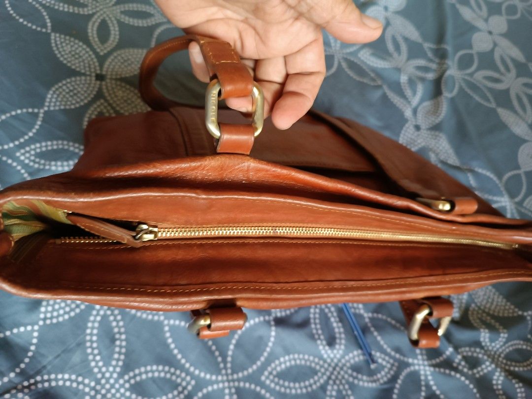 Genuine leather Nicole St.Gilles super tibay ng leather med. Size ...
