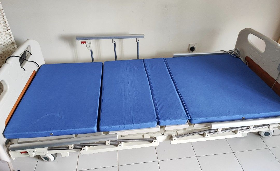 Hospital bed with 2 mattress (Normal & Propad Pressure Sore), Furniture ...