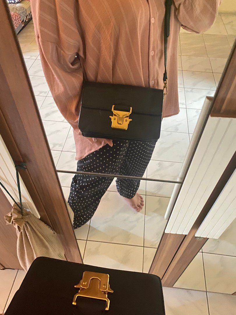 Tas Ck charles keith, Fesyen Wanita, Tas & Dompet di Carousell