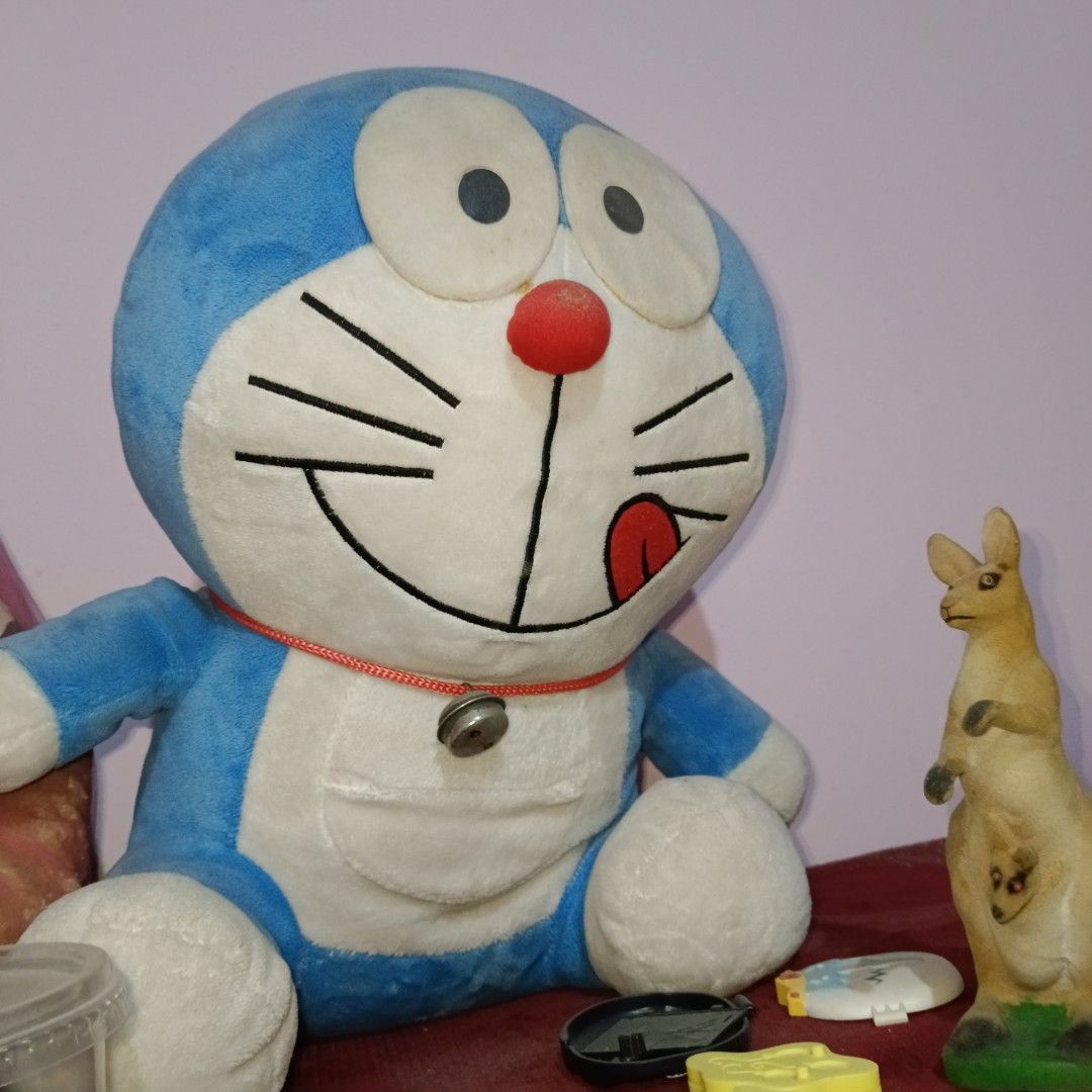 boneka doraemon sedang