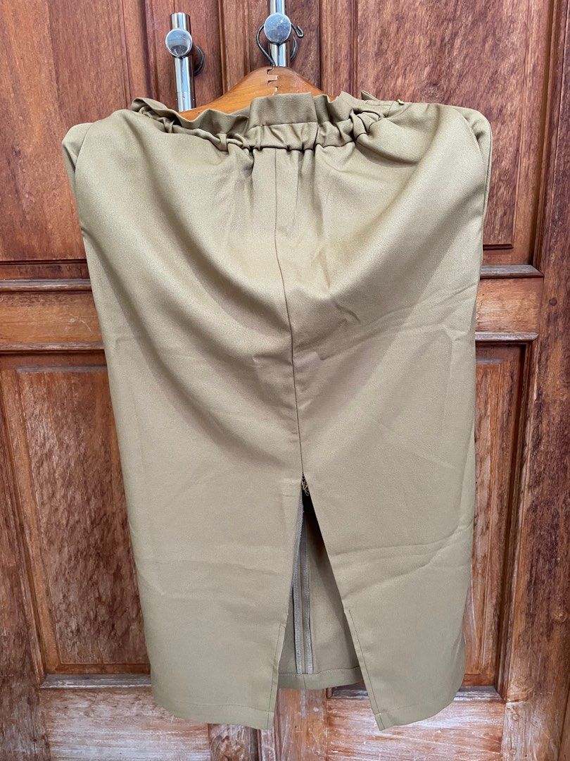 Gaudi Rok sepan, Fesyen Wanita, Pakaian Wanita, Bawahan di Carousell