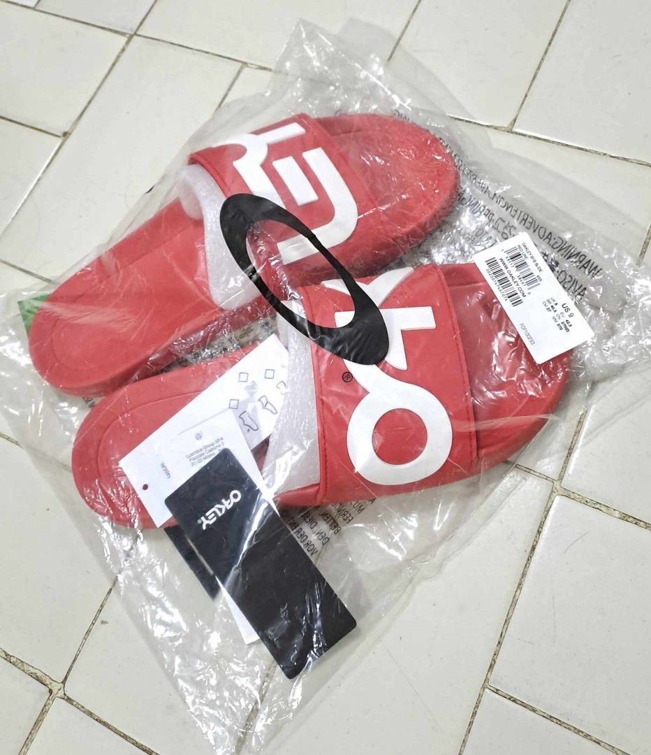 Oakley B1B Slide w/ receipt on Carousell