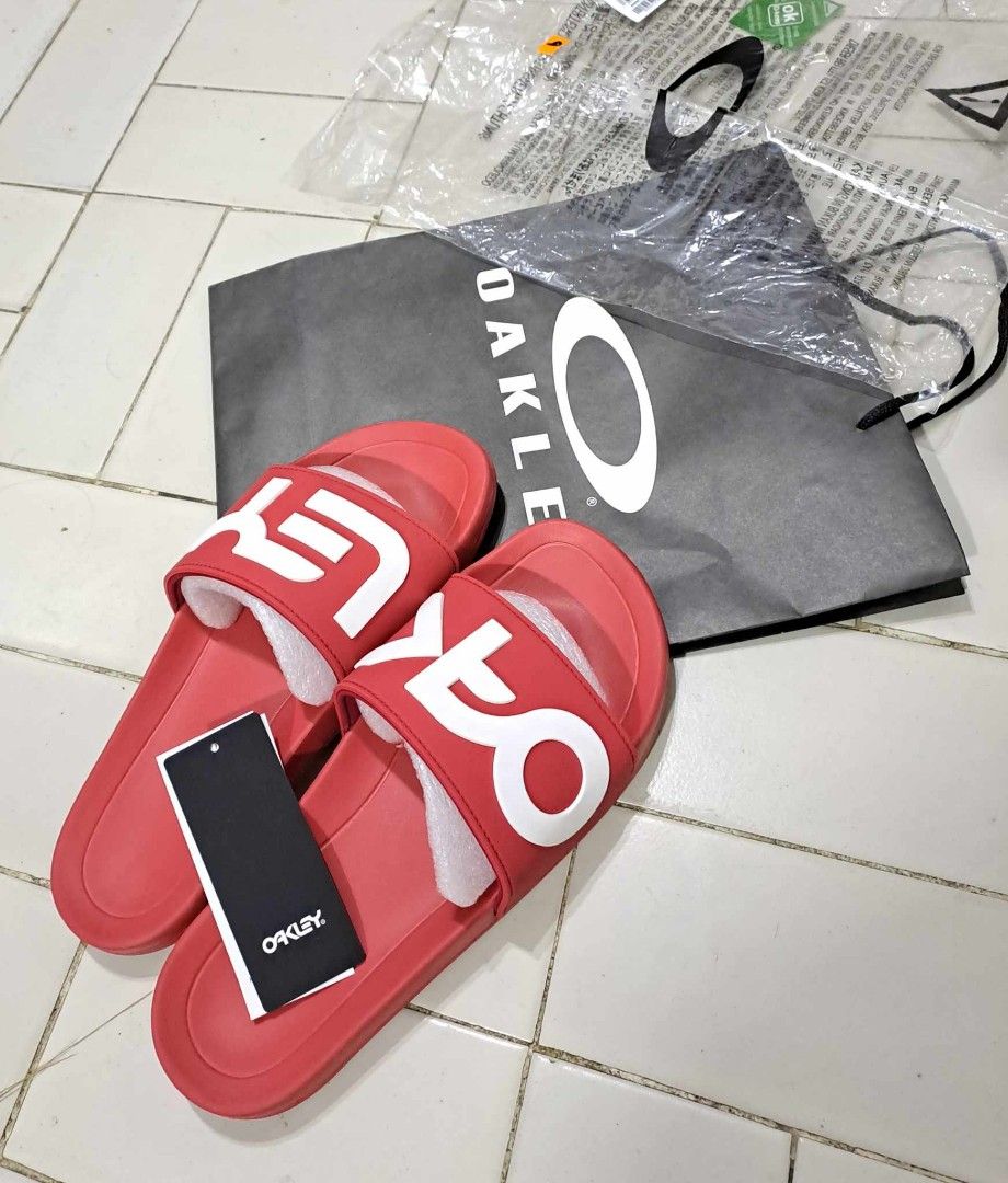 Oakley B1B Slide w/ receipt on Carousell