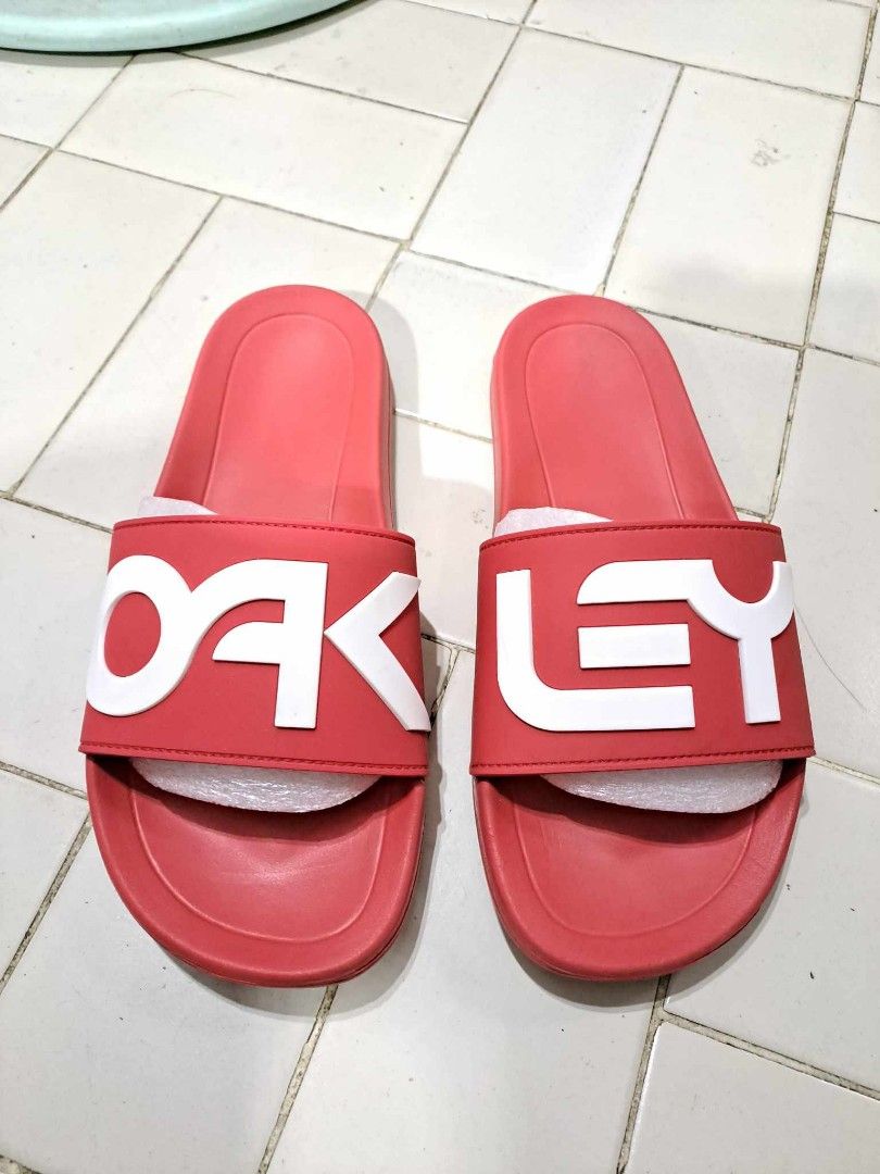 Oakley B1B Slide w/ receipt on Carousell
