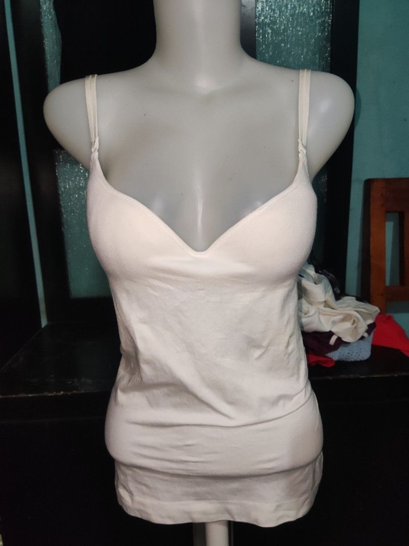 Tanktop putih cup bra kawat size M, Fesyen Wanita, Pakaian Wanita, Atasan di Carousell