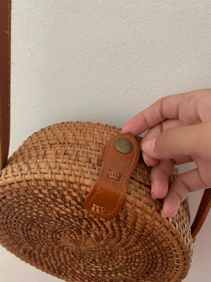Tas Slingbag Rotan Bali / Round Bag / Minimalist bag for downtown or ...