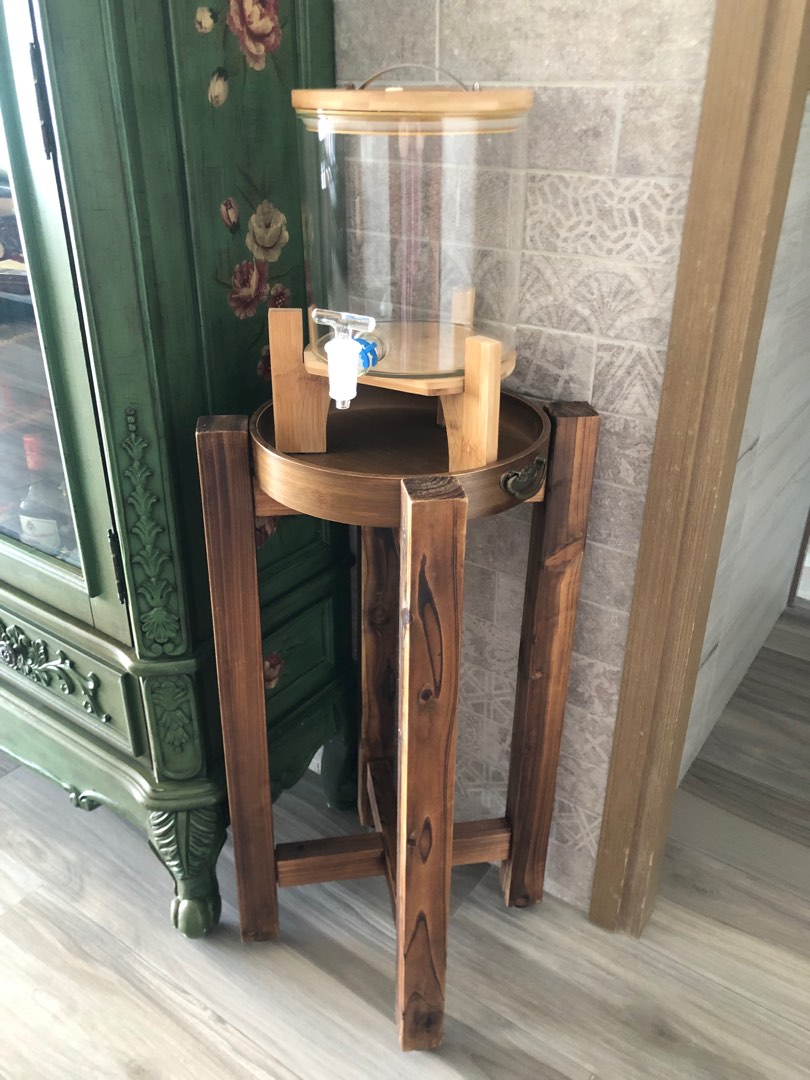 Water dispenser (glass tap) with aluminium tray and hard wood stand, 傢俬 ...