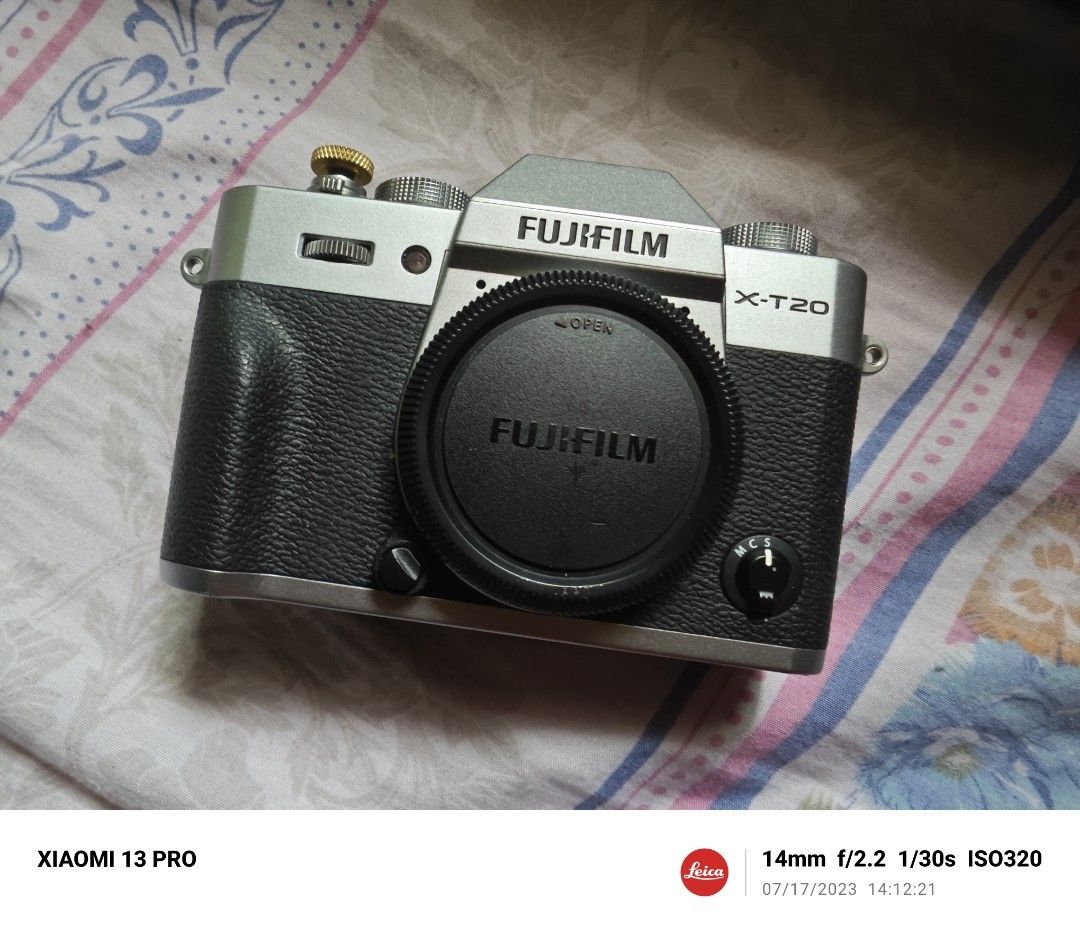 xt20 silver Fujifilm with low shutter count, Photography, Cameras on Carousell