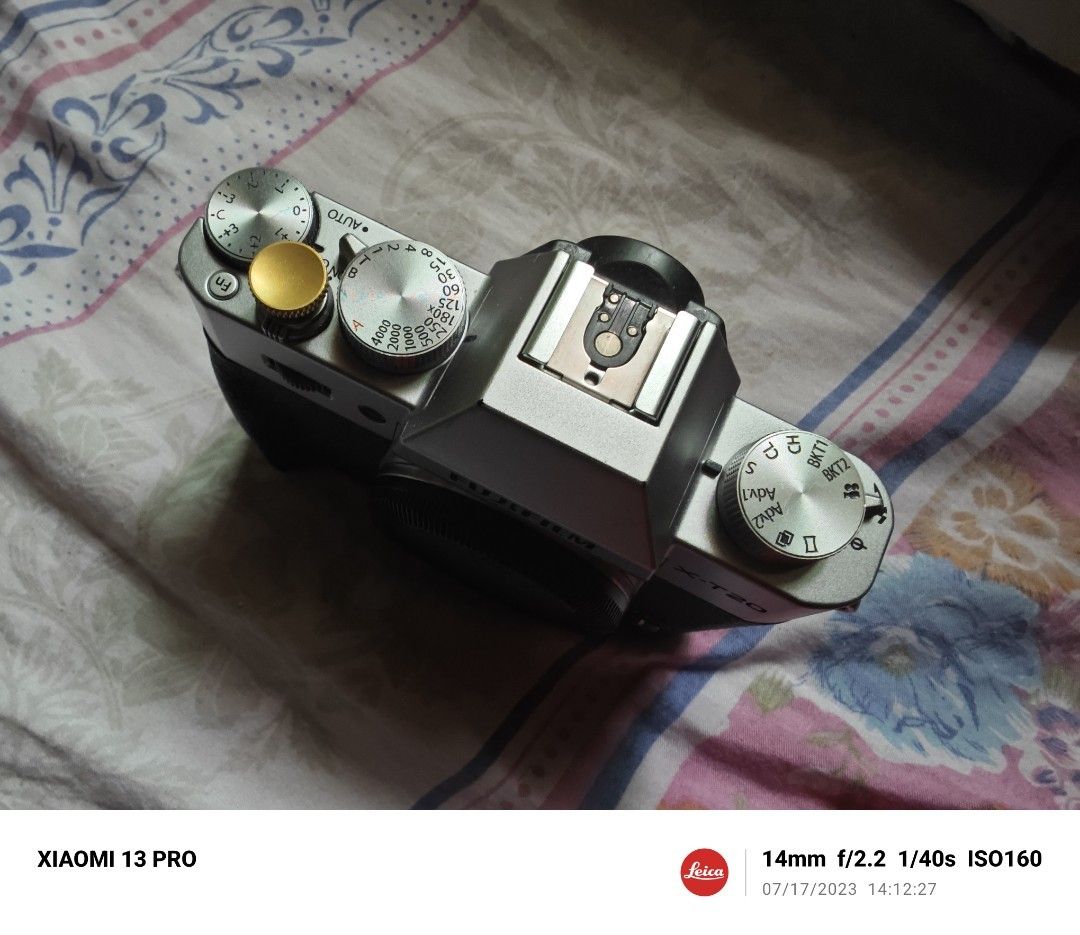 xt20 silver Fujifilm with low shutter count, Photography, Cameras on Carousell