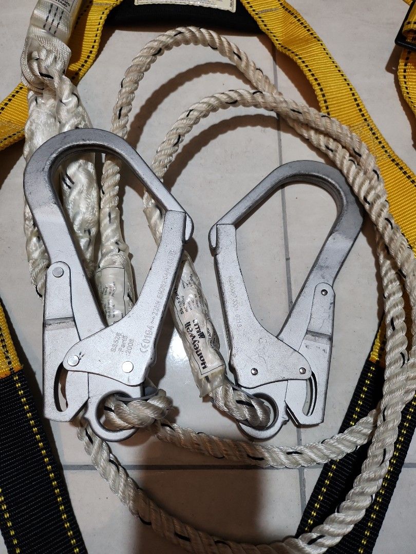 HONEYWELL MILLER FULL BODY HARNESS (MODEL MB9000) C/W ENERGY ABSORBING ...