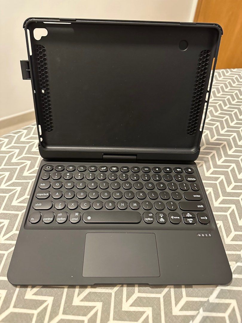 iPad 9.7 inch keyboard with touchpad, Computers & Tech, Parts ...