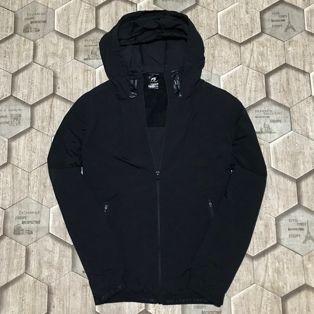Jaket running, Fesyen Pria, Pakaian , Lainnya di Carousell