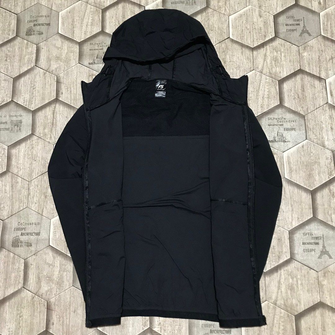 Jaket running, Fesyen Pria, Pakaian , Lainnya di Carousell