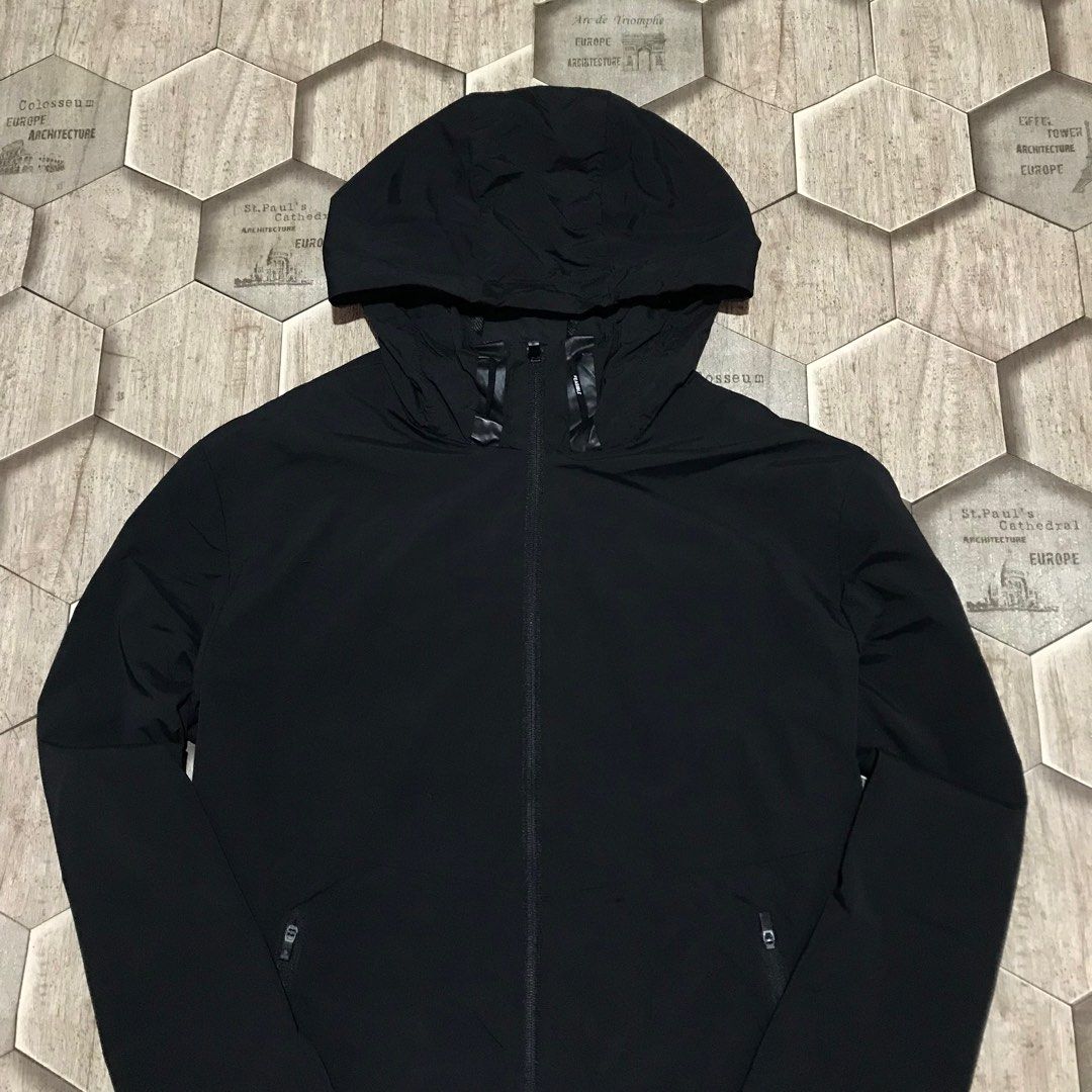 Jaket running, Fesyen Pria, Pakaian , Lainnya di Carousell