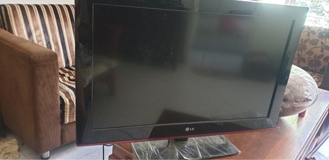 LG LCD 32 inch bekas, Elektronik, TV & Perlengkapan Hiburan di Carousell