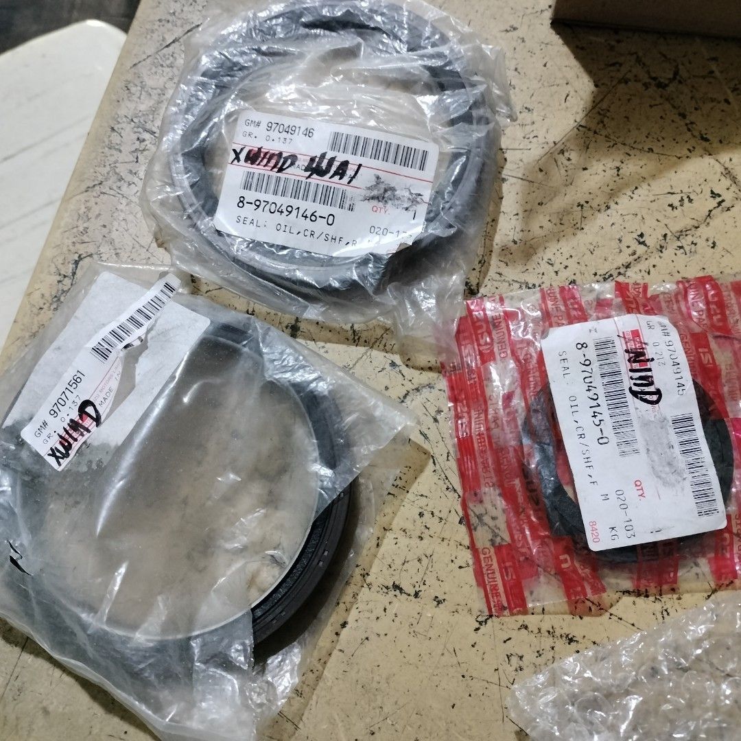 Original hub cap trailblazer and Isuzu and crank shaft oil seal Ng ...