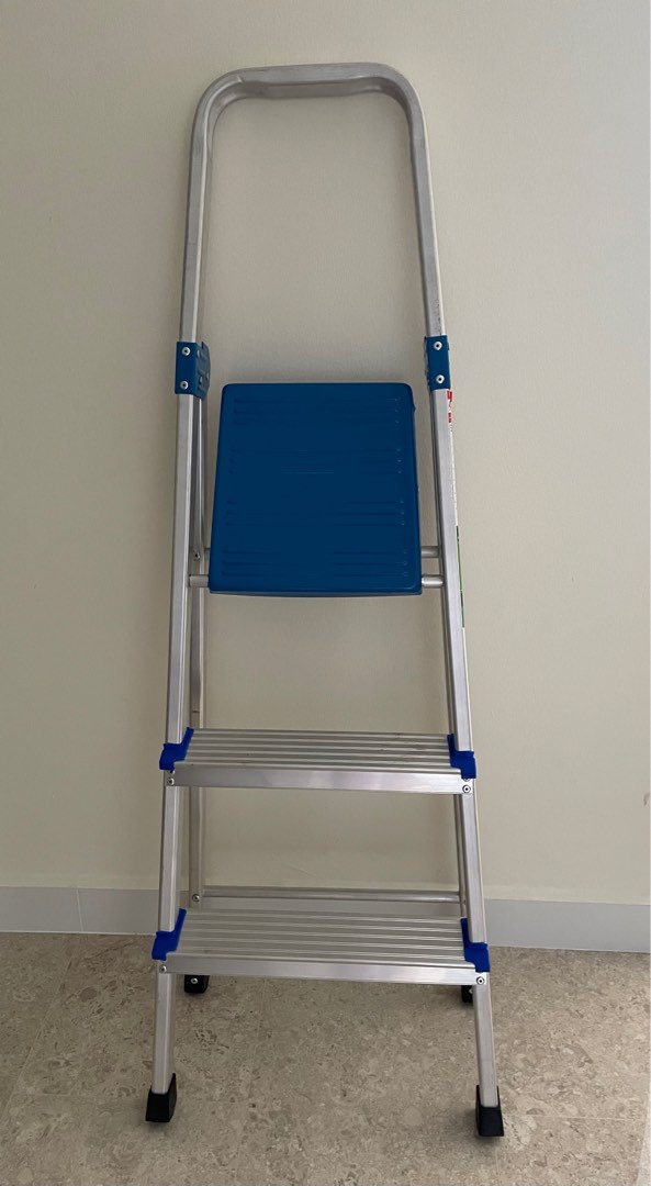 Queen Family Aluminum ladder 3 steps, Furniture & Home Living, Home ...