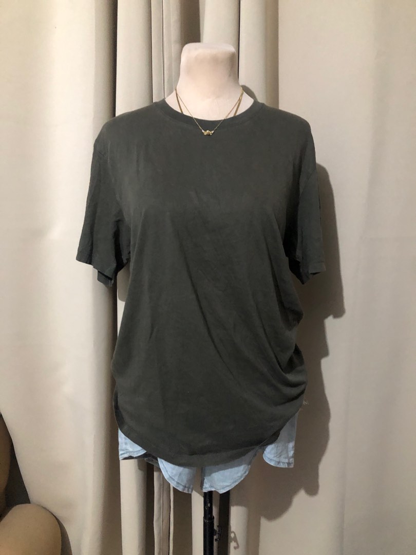 uniqlo basic tee on Carousell
