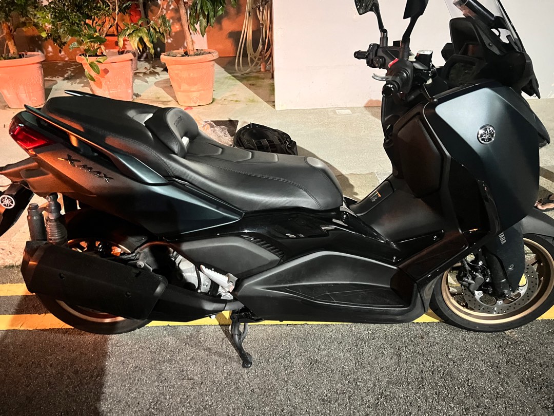 Xmax 2023 / xmax v2 lower seat (can fit 1 full face helmet ...