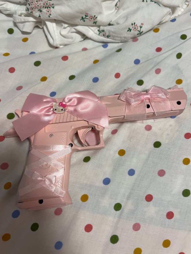 y2k hello kitty gun, 興趣及遊戲, 玩具 & 遊戲類 - Carousell