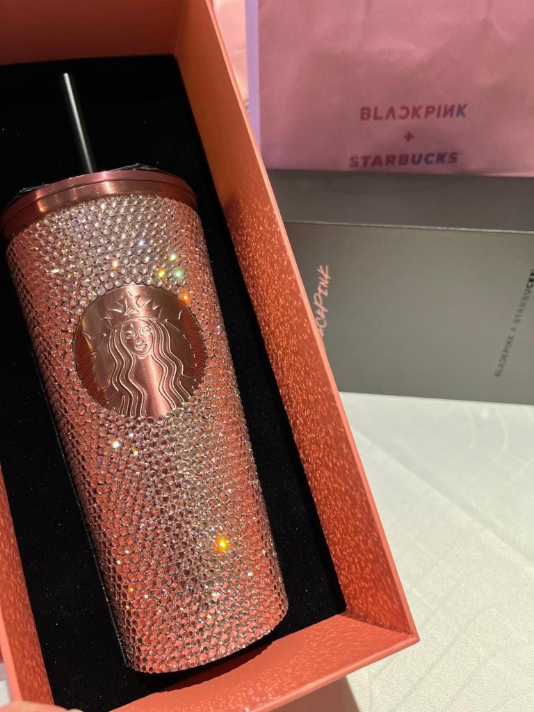 Blackpick Lisa +Starbucks 限量閃鑽杯, 興趣及遊戲, 收藏品及紀念品, 明星周邊 - Carousell
