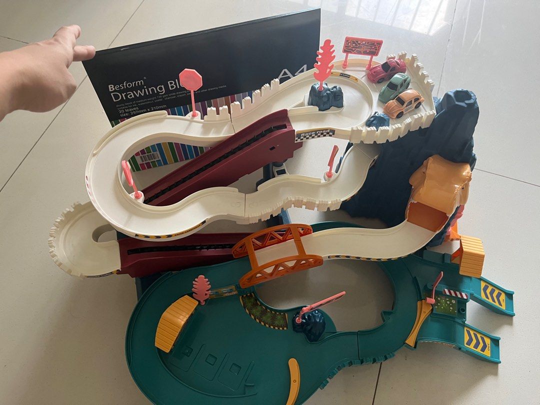 Dinosaur track/dinosaur car park /rail car dinosaur winding road ...