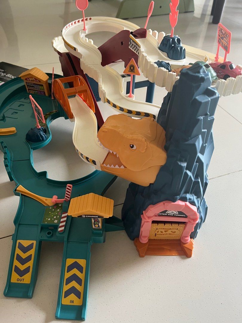 Dinosaur track/dinosaur car park /rail car dinosaur winding road ...