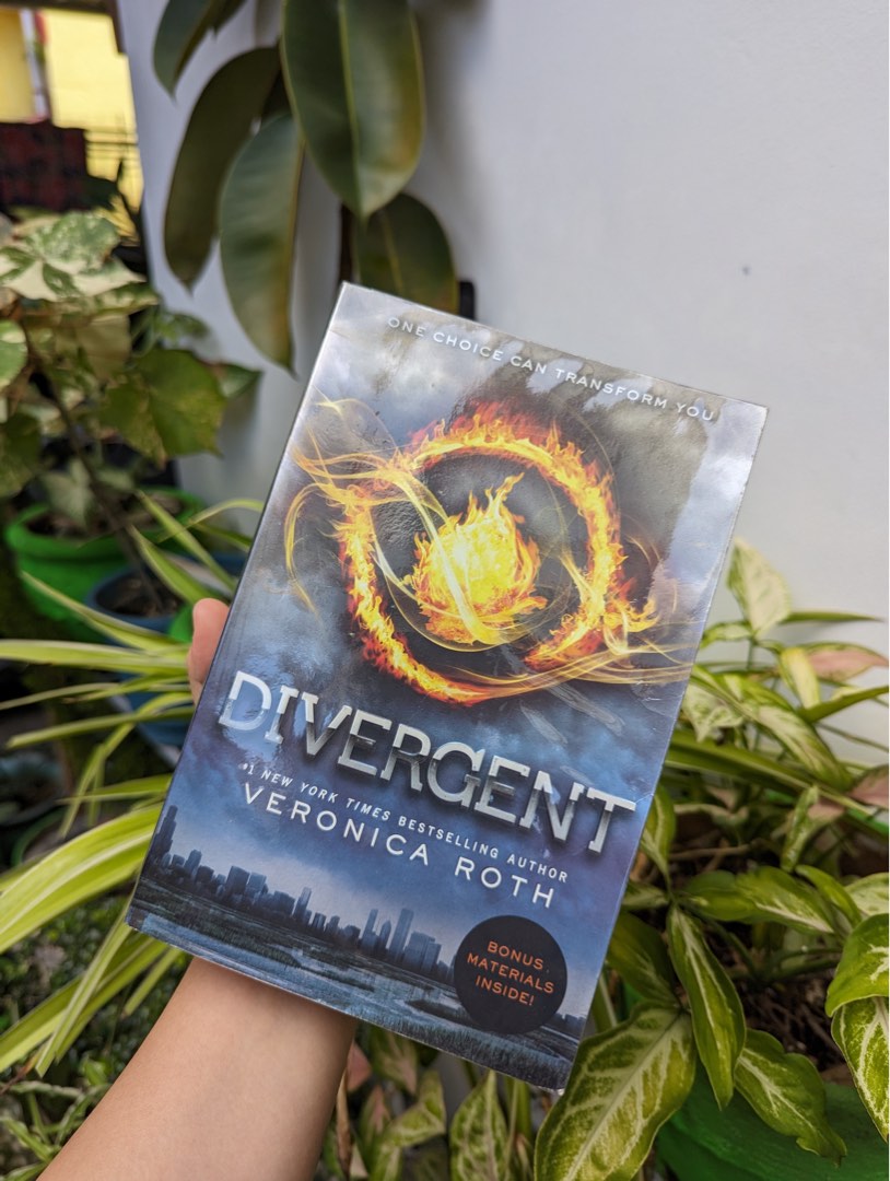 Divergent by Veronica Roth, Hobbies & Toys, Books & Magazines, Fiction ...