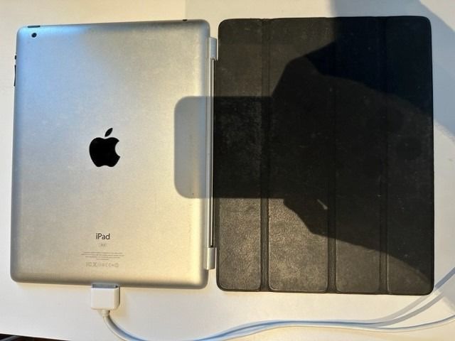iPad 2nd Generation, Mobile Phones & Gadgets, Tablets, iPad on Carousell