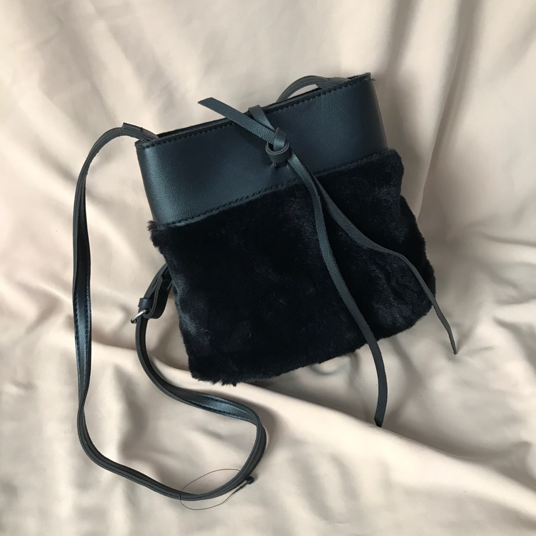 Tas Cantik Sling Fluffy mix Kulit, Fesyen Wanita, Tas & Dompet di Carousell