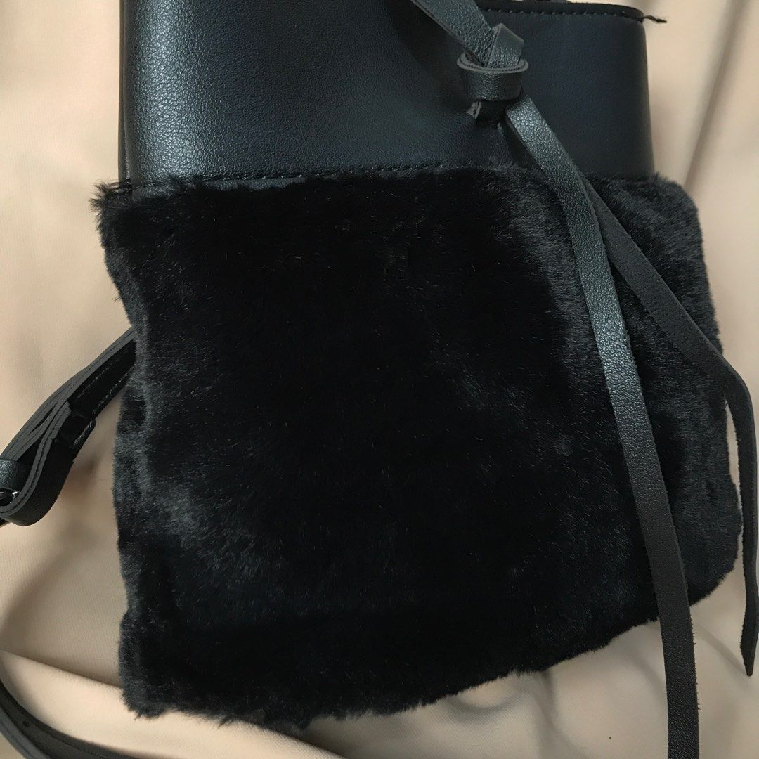 Tas Cantik Sling Fluffy mix Kulit, Fesyen Wanita, Tas & Dompet di Carousell