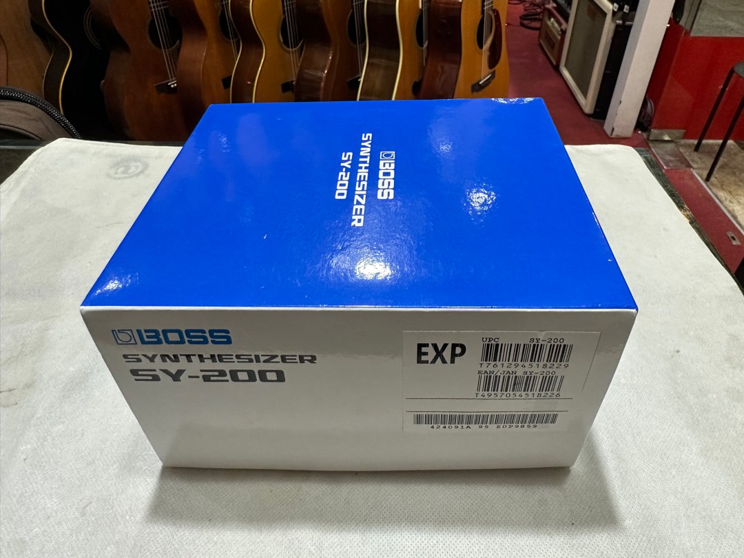 BOSS SY-200 Guitar Synthesizer Pedal, Hobbies & Toys, Music & Media ...