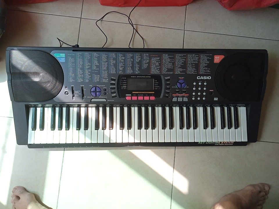 Casio piano keyboard with key lighting system with touch response. model ctk-620l. all the keys ...
