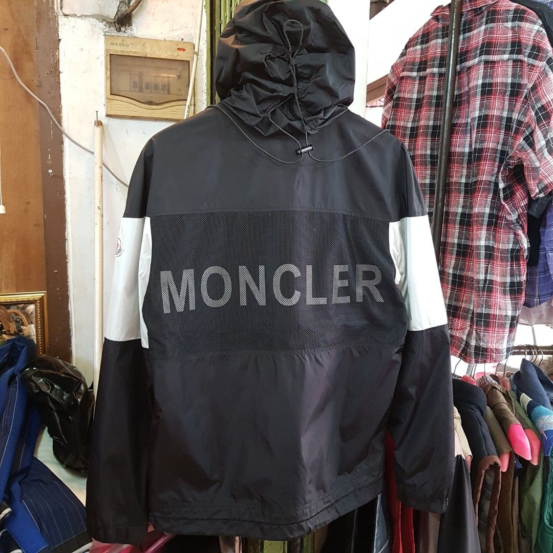 Jaket moncler reflective, Fesyen Pria, Pakaian , Baju Luaran di Carousell
