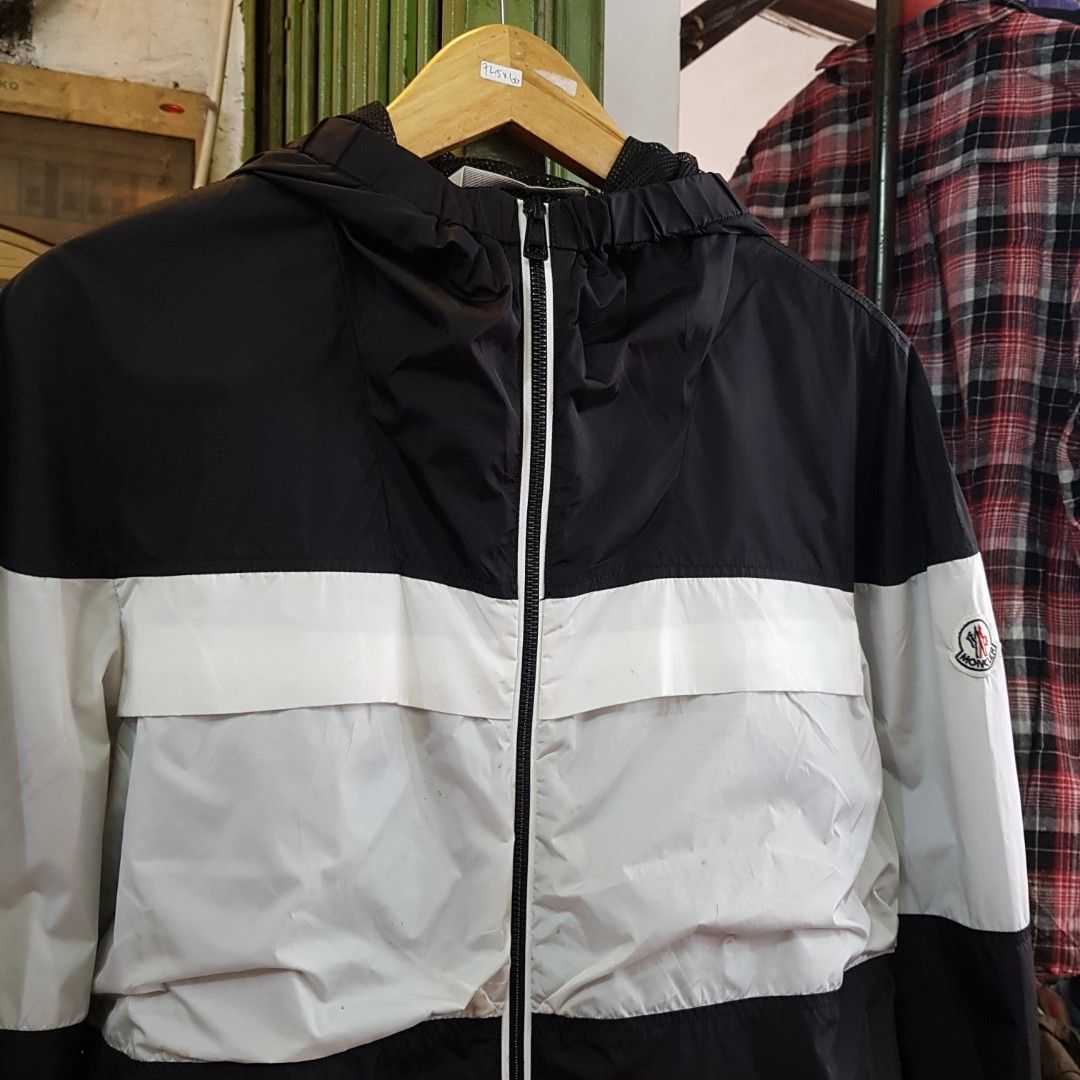 Jaket moncler reflective, Fesyen Pria, Pakaian , Baju Luaran di Carousell
