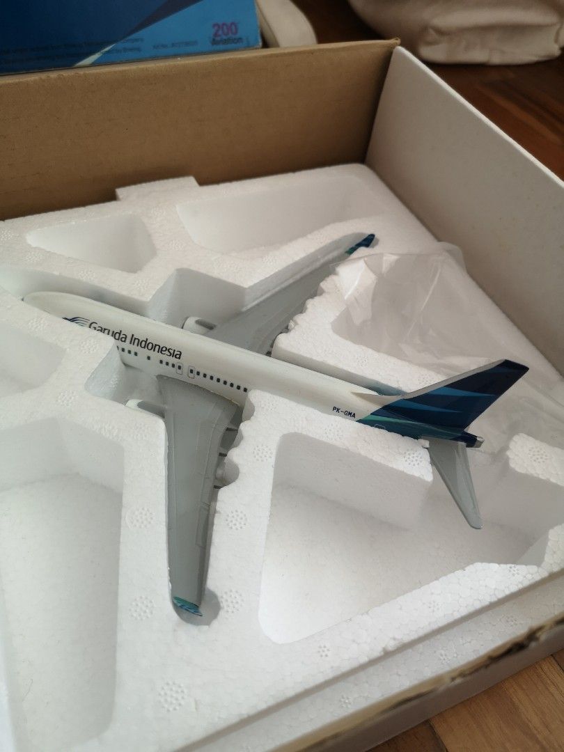 LIMITED EDITION - GARUDA INDONESIA 2009 BOEING 737-800 Scale 1:200 ...
