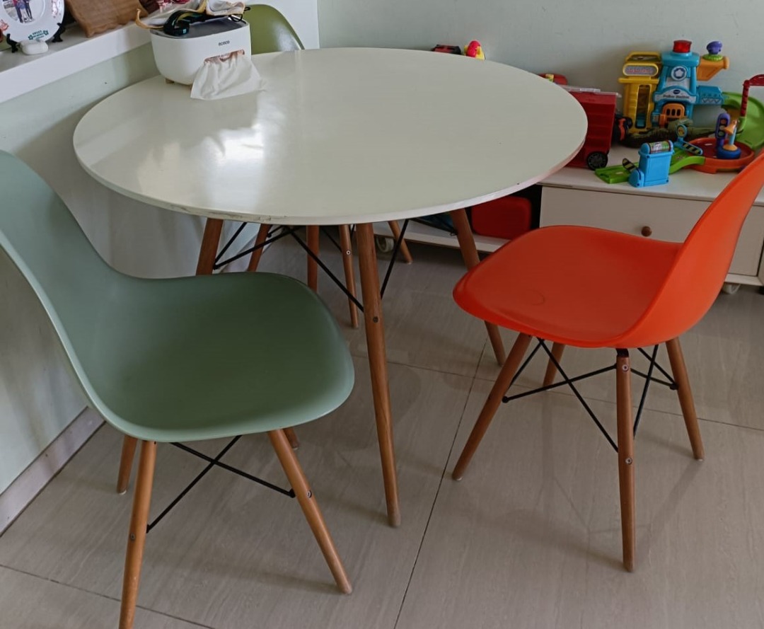 Minimalist Round Dining Table set with 4 chairs, Furniture & Home ...