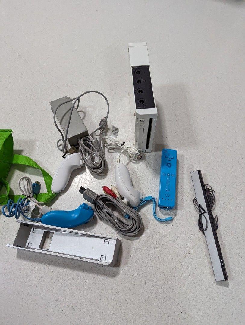 Nintendo Wii Console console not turn on but rest okay. Come with 3 ...