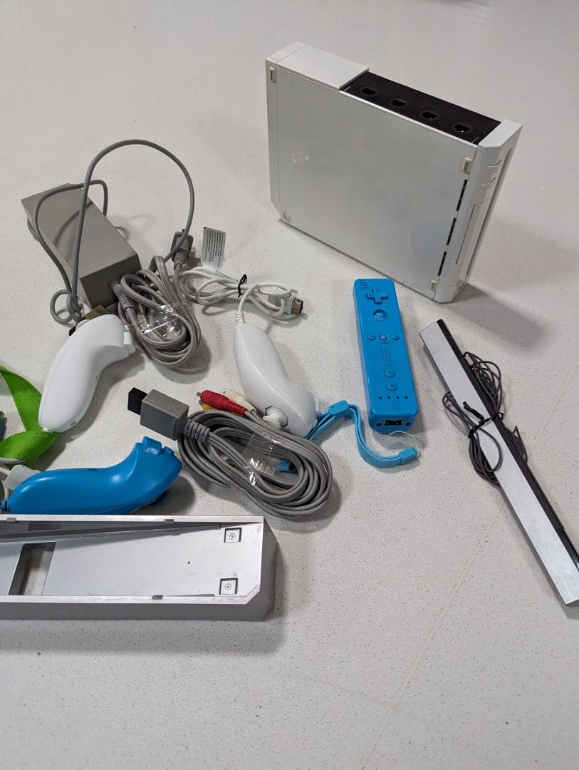 Nintendo Wii Console console not turn on but rest okay. Come with 3 ...