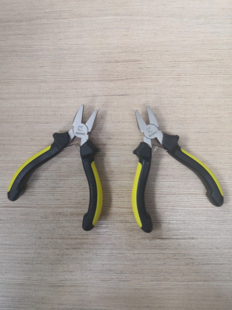 Toothless pliers store