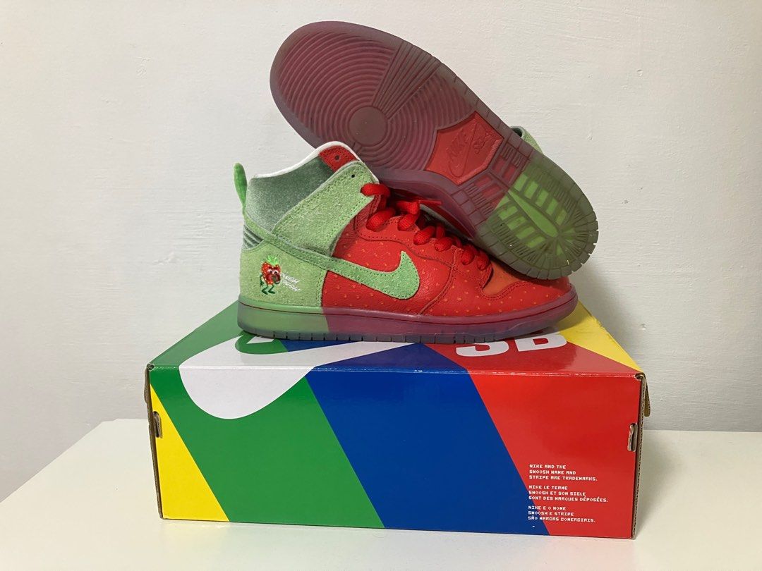 Nike Strawberry Cough SB Dunk, Men's Fashion, Footwear, Sneakers on ...