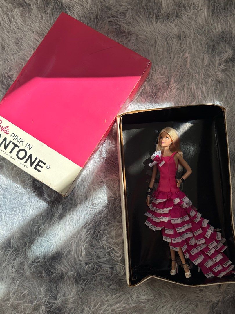 Pantone PINK Barbie, 興趣及遊戲, 玩具 & 遊戲類 - Carousell