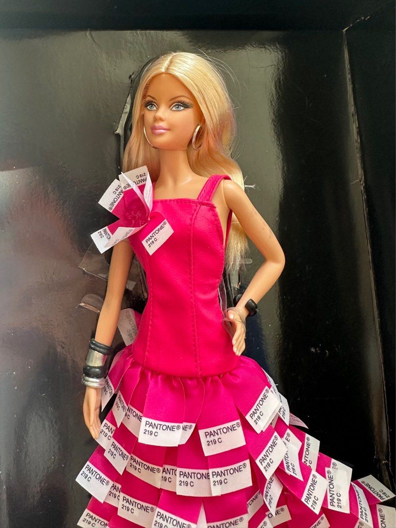Pantone PINK Barbie, 興趣及遊戲, 玩具 & 遊戲類 - Carousell