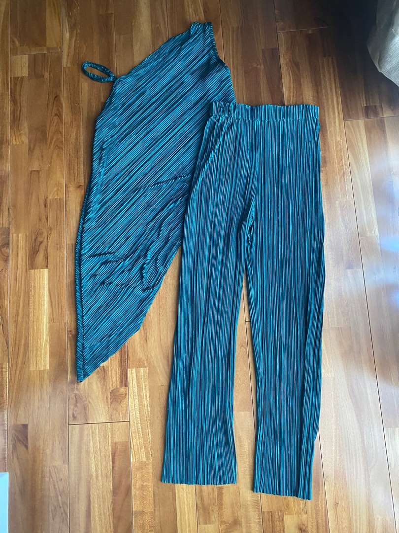 pleats set in jade, Fesyen Wanita, Pakaian Wanita, Gaun & Rok di Carousell