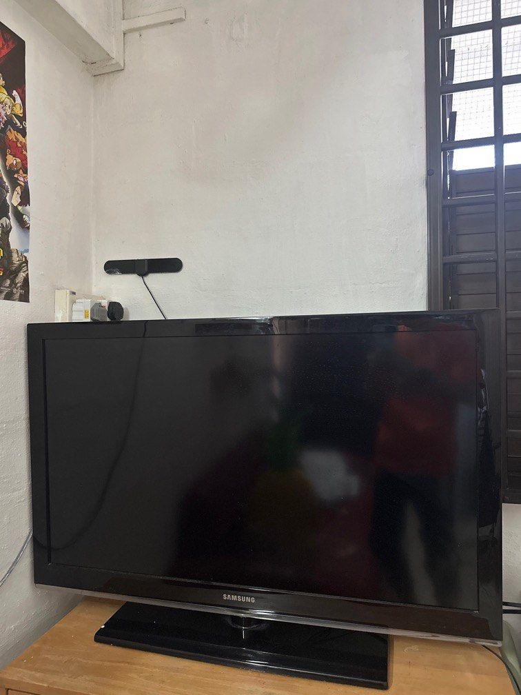 Samsung 40" TV [screen defect], TV & Home Appliances, TV ...