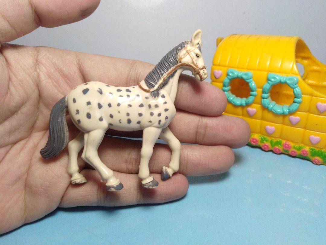 White Horse and Stable Figure SET on Carousell