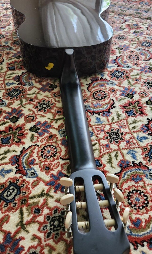 Yamaha C40 Guitar (black colour with case and stand), Hobbies & Toys ...