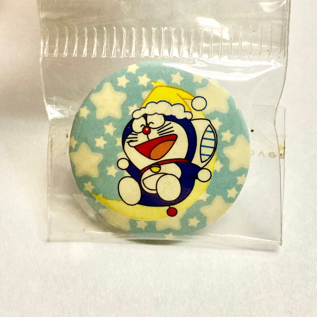 多啦A夢 叮噹 襟章 Doraemon pins, 興趣及遊戲, 收藏品及紀念品, 明星周邊 - Carousell