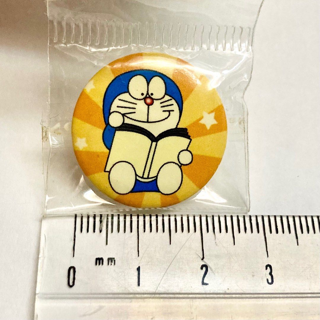 多啦A夢 叮噹 襟章 Doraemon pins, 興趣及遊戲, 收藏品及紀念品, 明星周邊 - Carousell