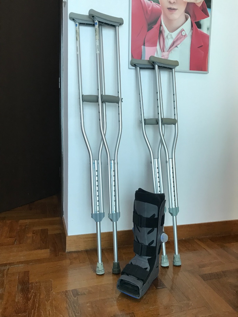 Aircast Boot Size M And Crutches Health And Nutrition Assistive